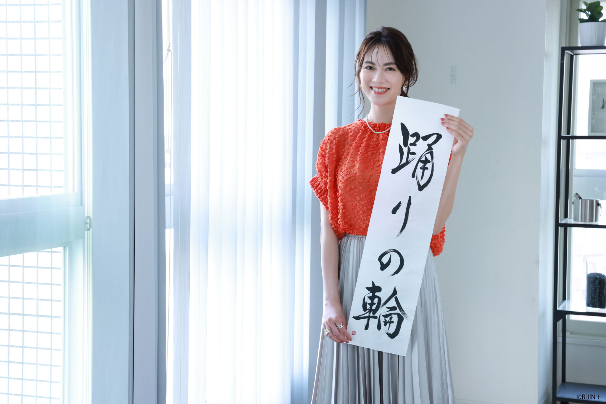 【安座間美優の美書道】葉月／8月「踊りの輪」 | BIJIN＋（美人プラス）