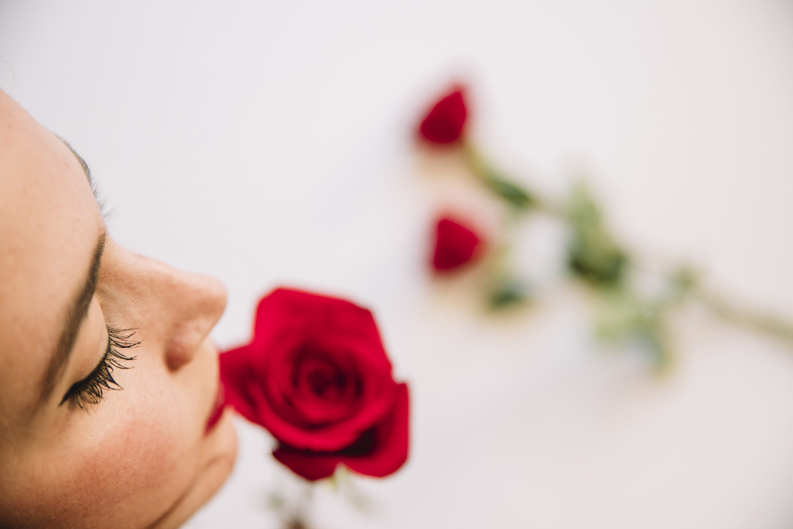 woman-smelling-rose | BIJIN＋（美人プラス）